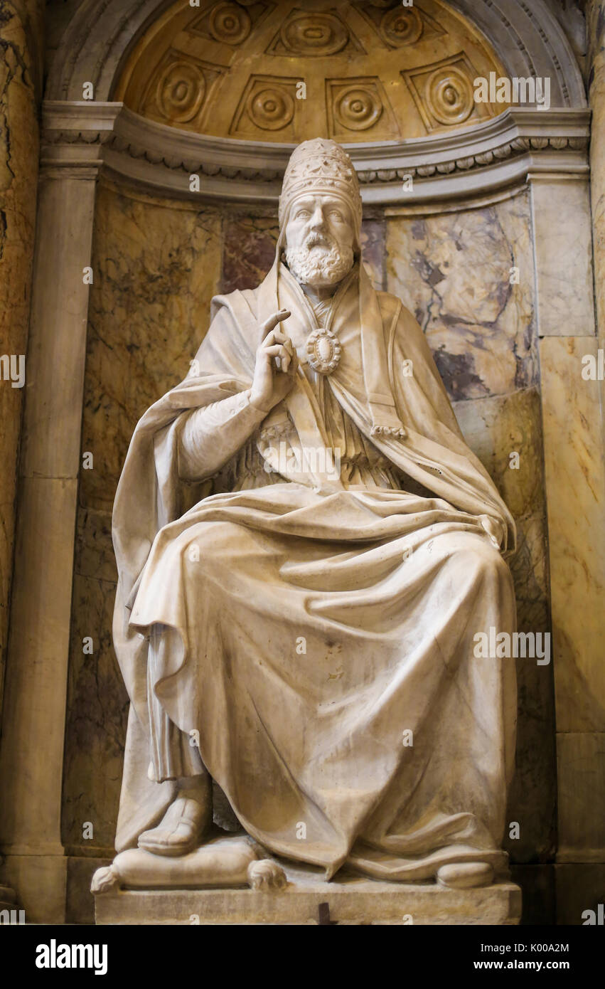 Statue of Pope Marcellus II (1501-1555) in the Cathedral of Siena ...
