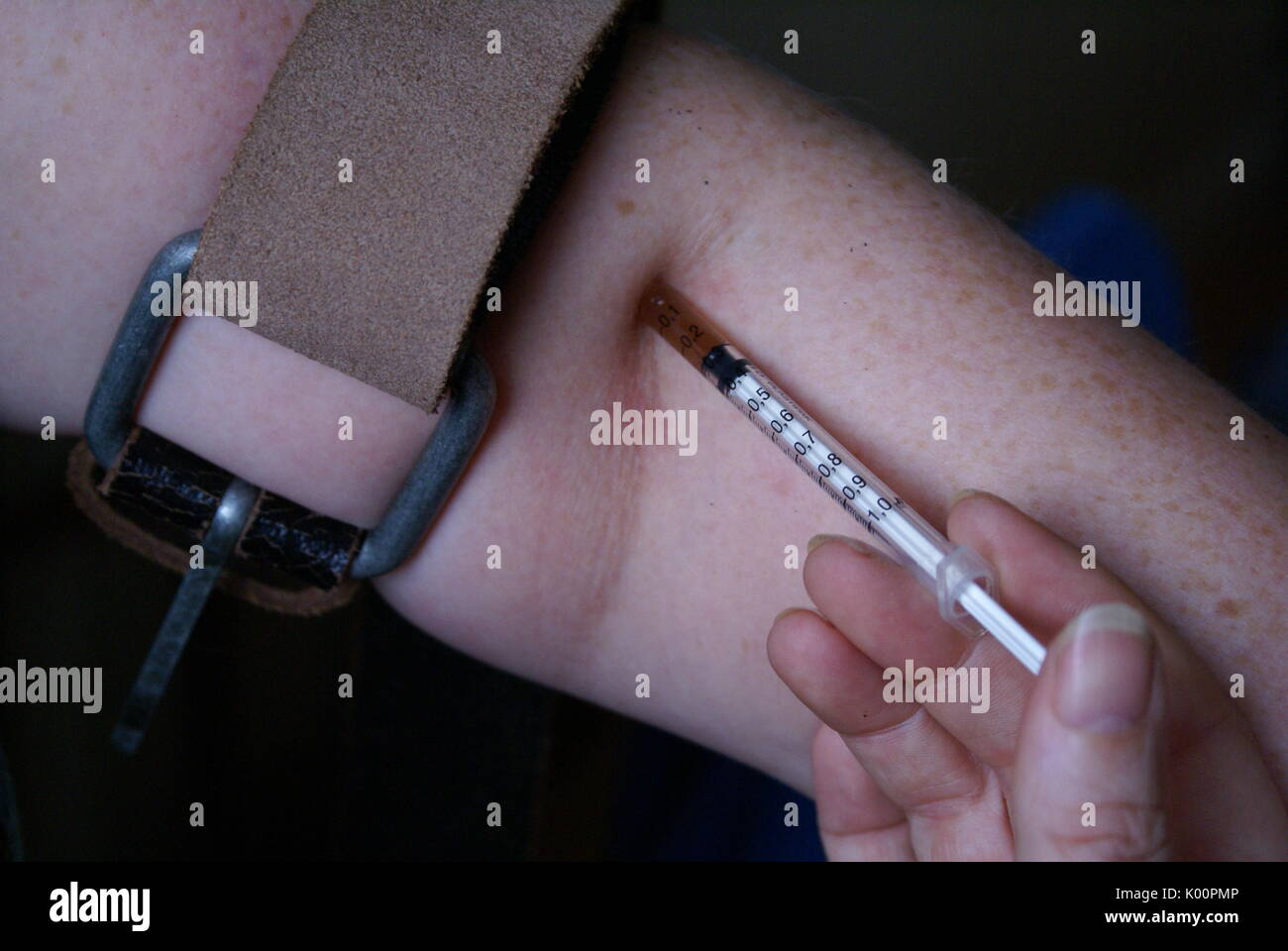 Injecting heroin High Resolution Stock Photography and Images - Alamy