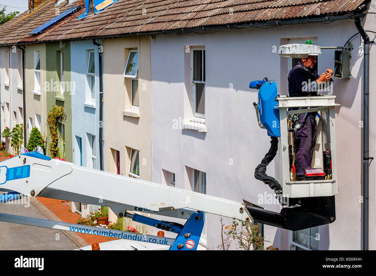 Repairing street light with a cherry picker hi-res stock photography ...