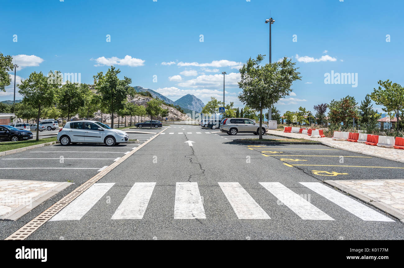 Scenic parking with a pedestrian crossing and a recreation area for ...