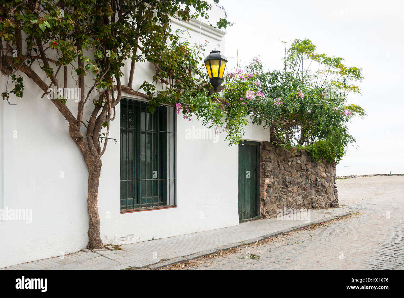Colonial architecture in the cobbled streets of Colonia del Sacramento ...