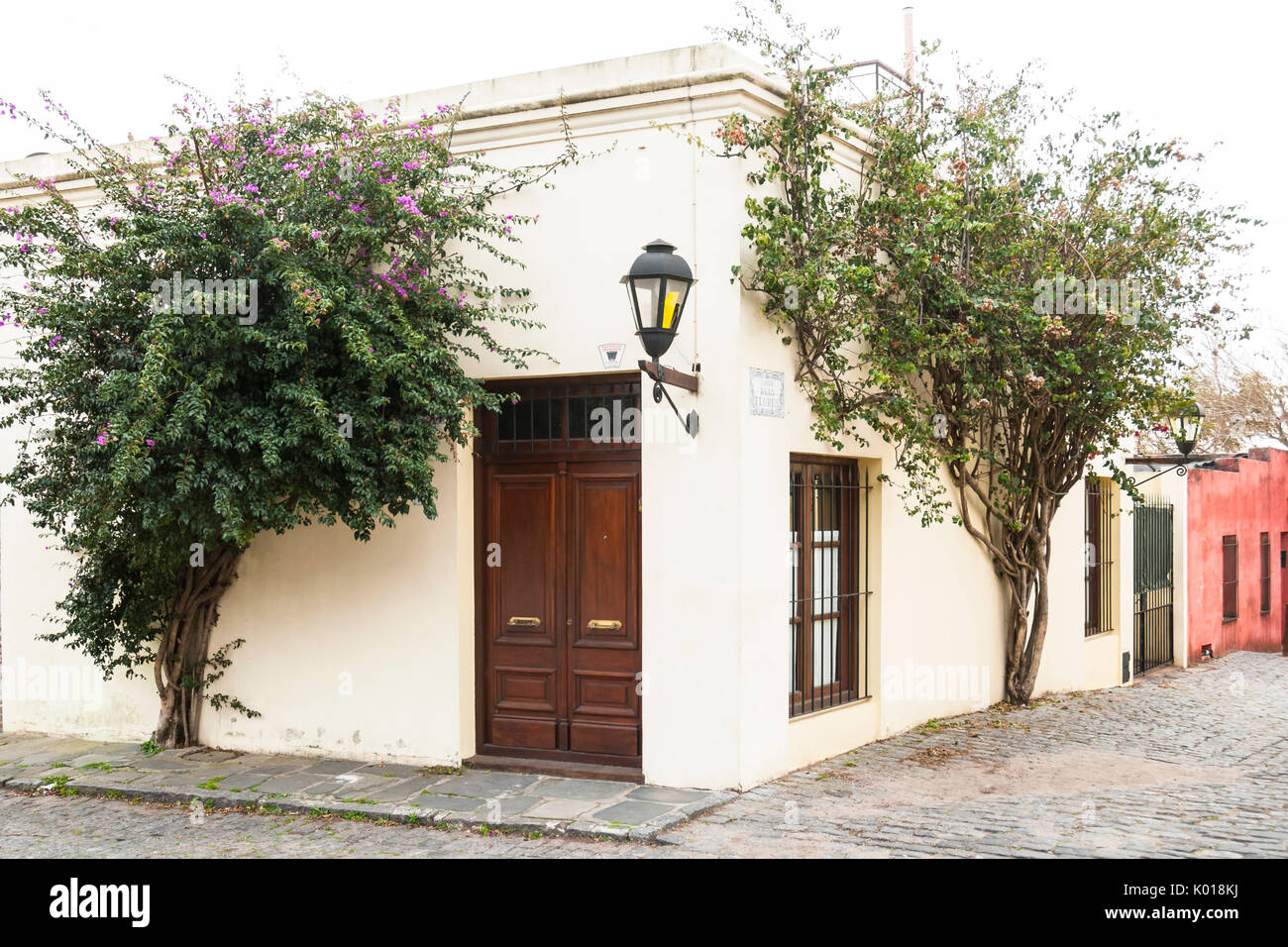 Colonial architecture in the cobbled streets of Colonia del Sacramento ...