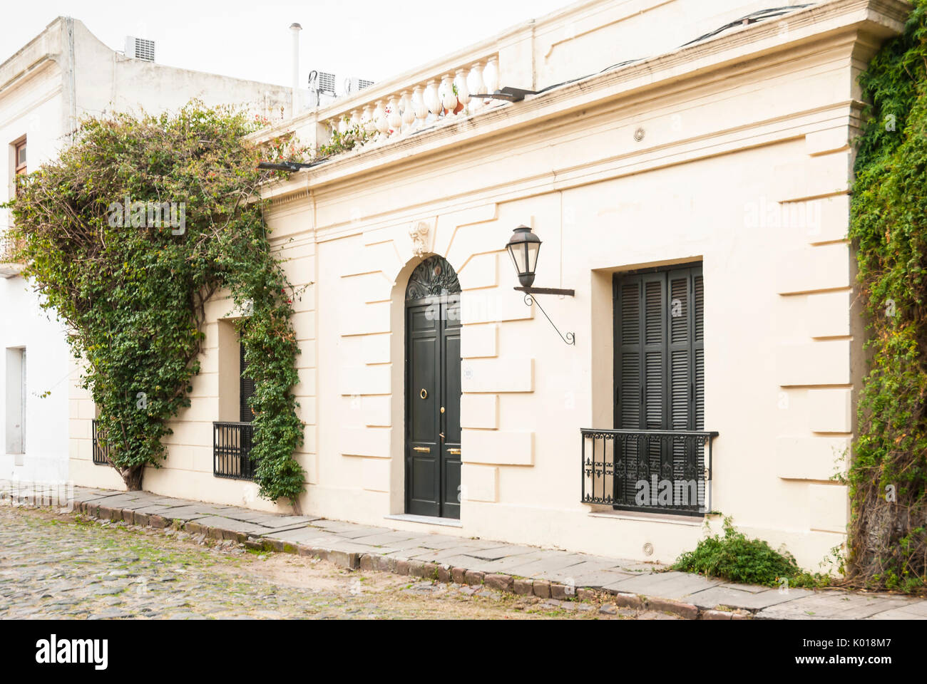 Colonial architecture in the cobbled streets of Colonia del Sacramento ...