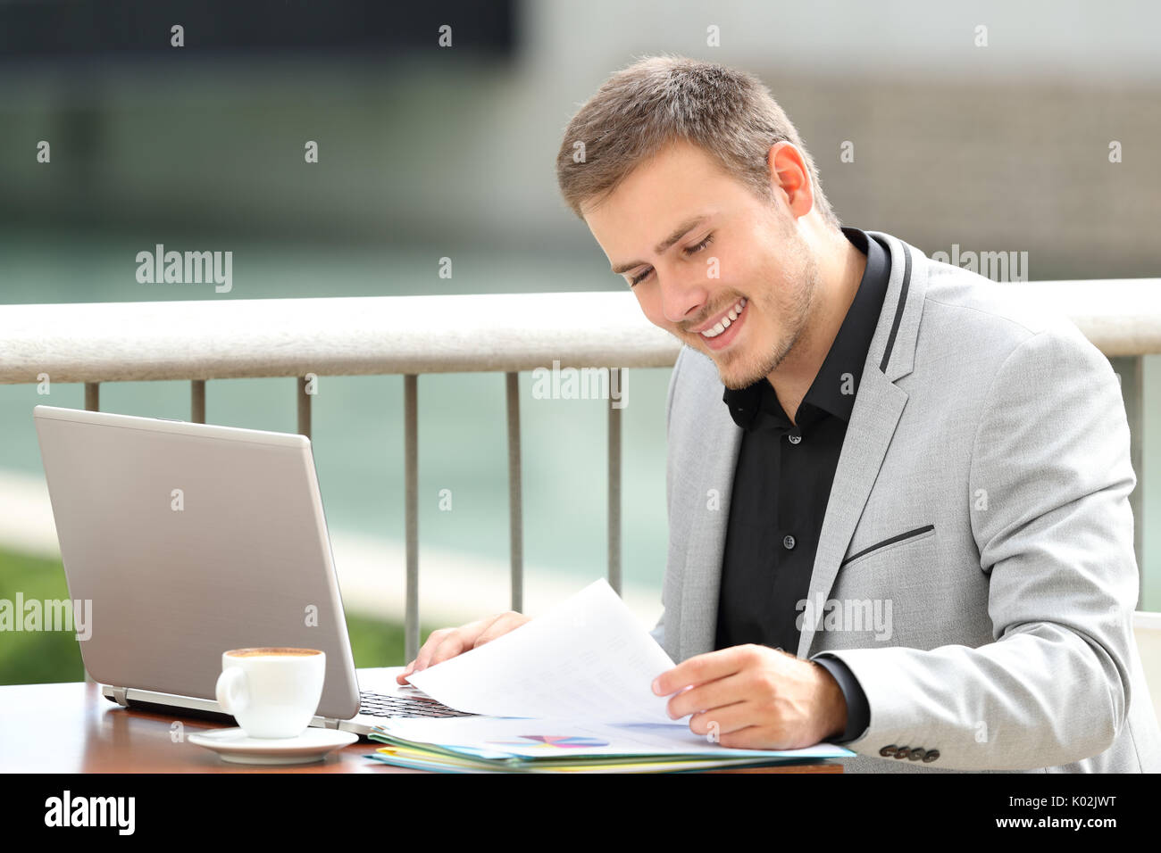 Business reading documents hi-res stock photography and images - Alamy