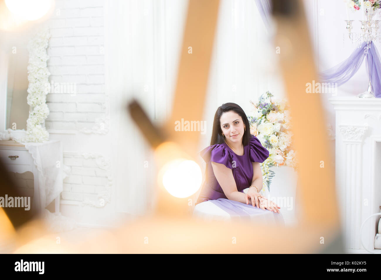 pretty girl at a photo shoot in the studio Stock Photo - Alamy