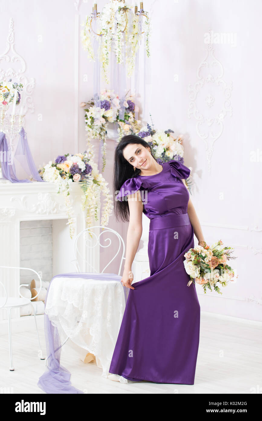 pretty girl at a photo shoot in the studio Stock Photo - Alamy