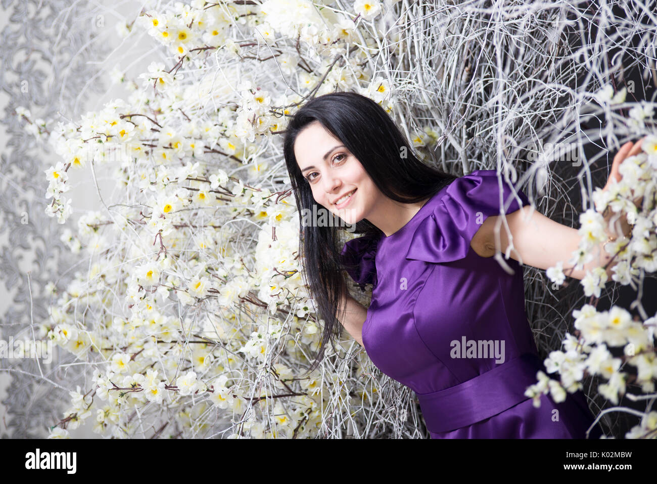 pretty girl at a photo shoot in the studio Stock Photo - Alamy