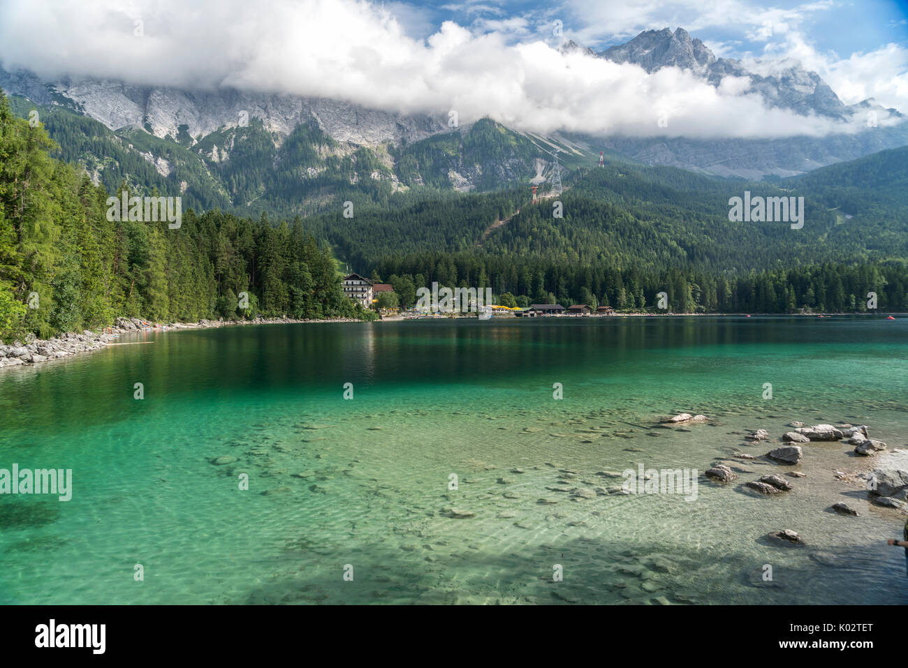 Eibsee unterhalb der Zugspitze im Wettersteingebirge in Grainau, Bayern ...