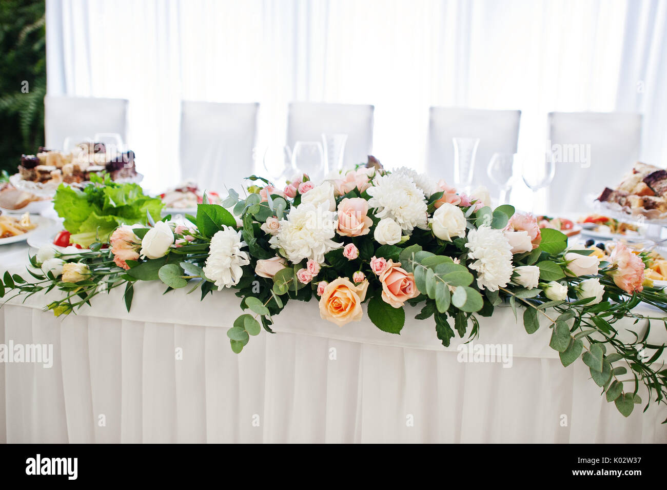 Gorgeous and elegant wedding floral decor Stock Photo - Alamy