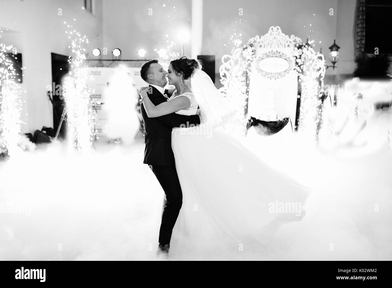 Beautiful in white wedding dance | Beachweddingtips.com