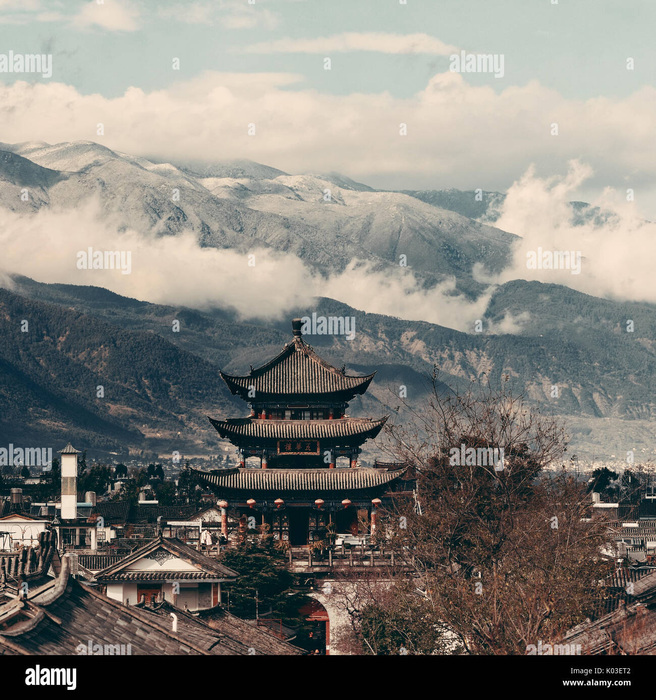 Dali old town rooftop view with cloudy Mt Cangshan. Yunnan, China Stock ...
