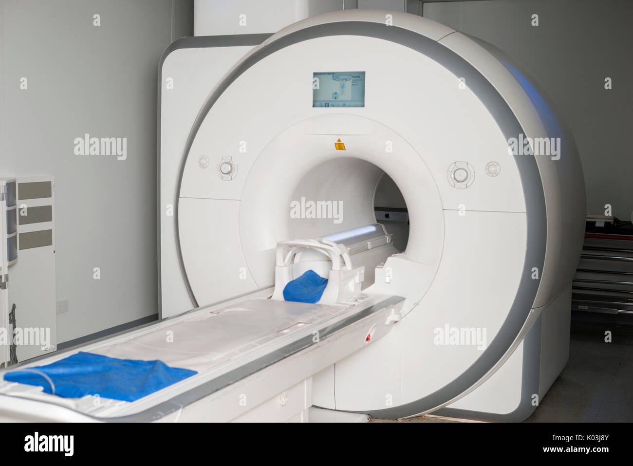 Mri machine room hi-res stock photography and images - Alamy