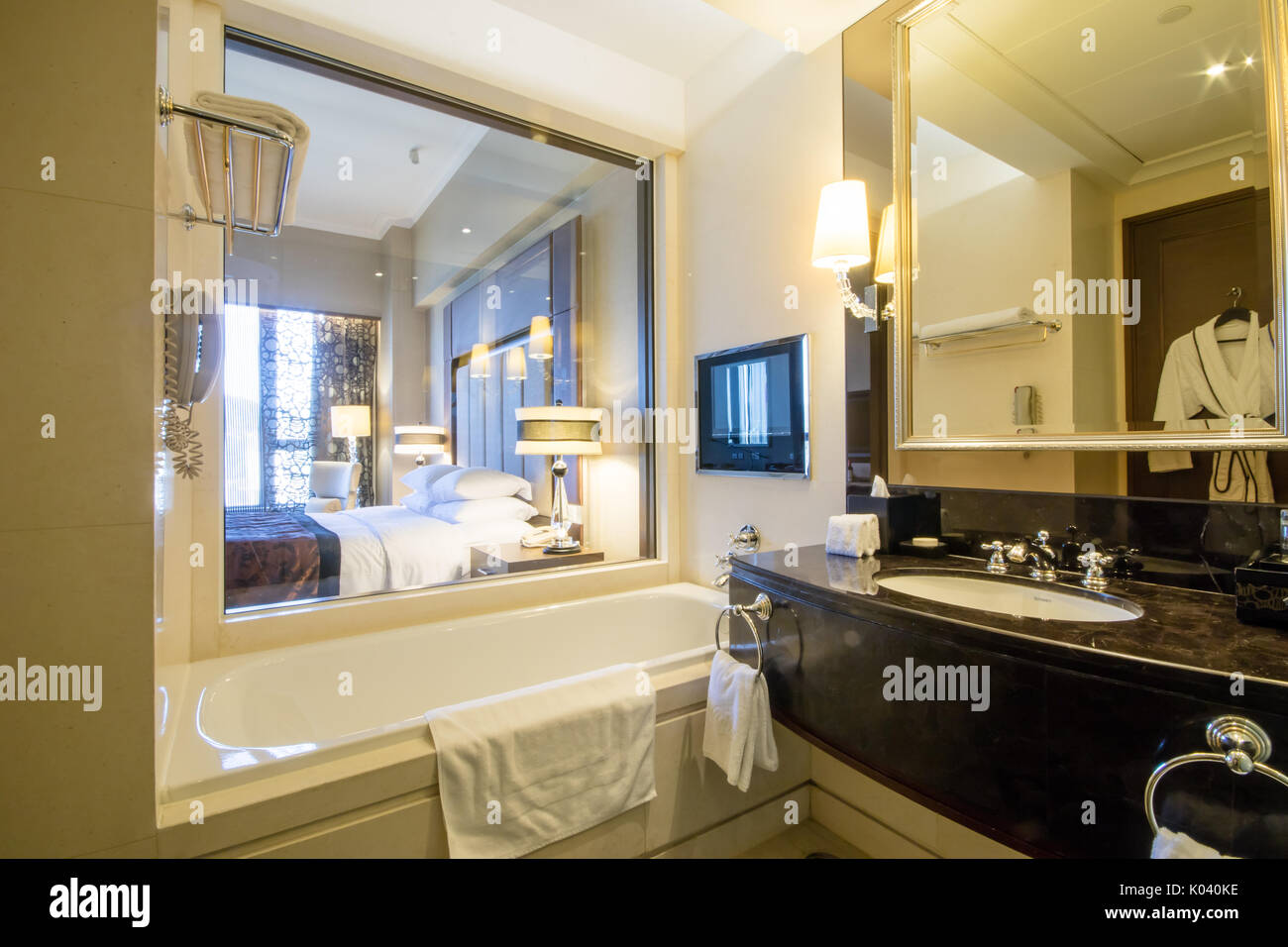 Luxury contemporary ensuite bathroom and its lights Stock Photo - Alamy