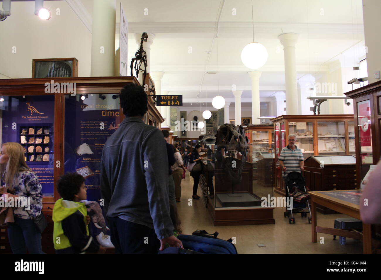 People in museum hi-res stock photography and images - Alamy