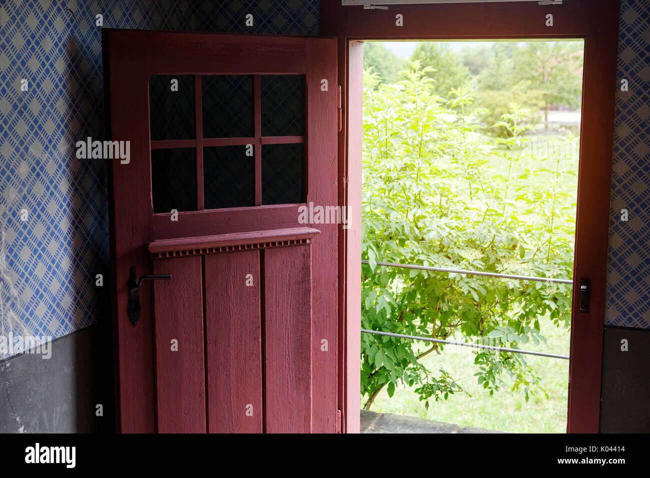 Open red door hi-res stock photography and images - Alamy
