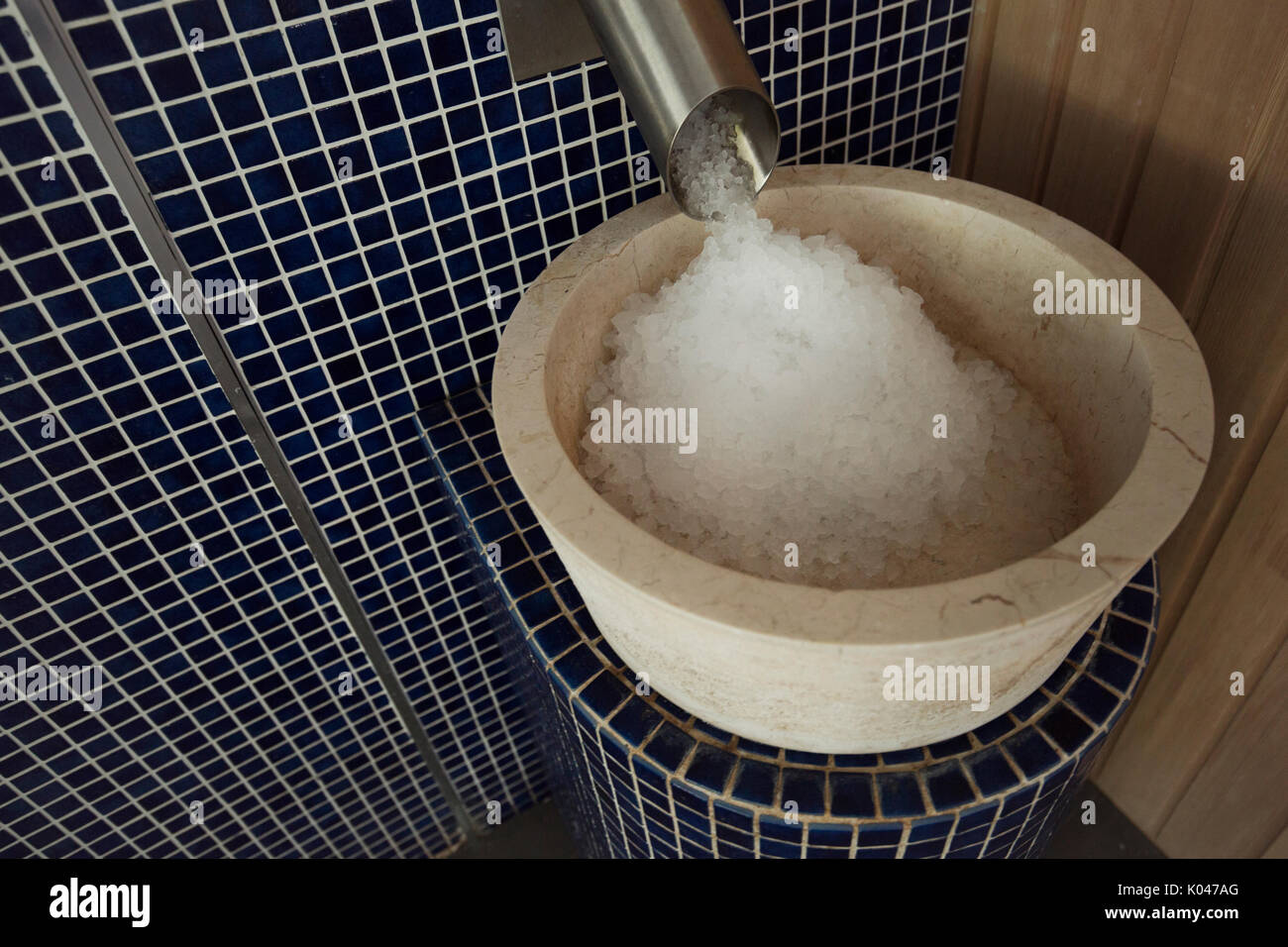 Picture of bowl full of ice cubes Stock Photo - Alamy