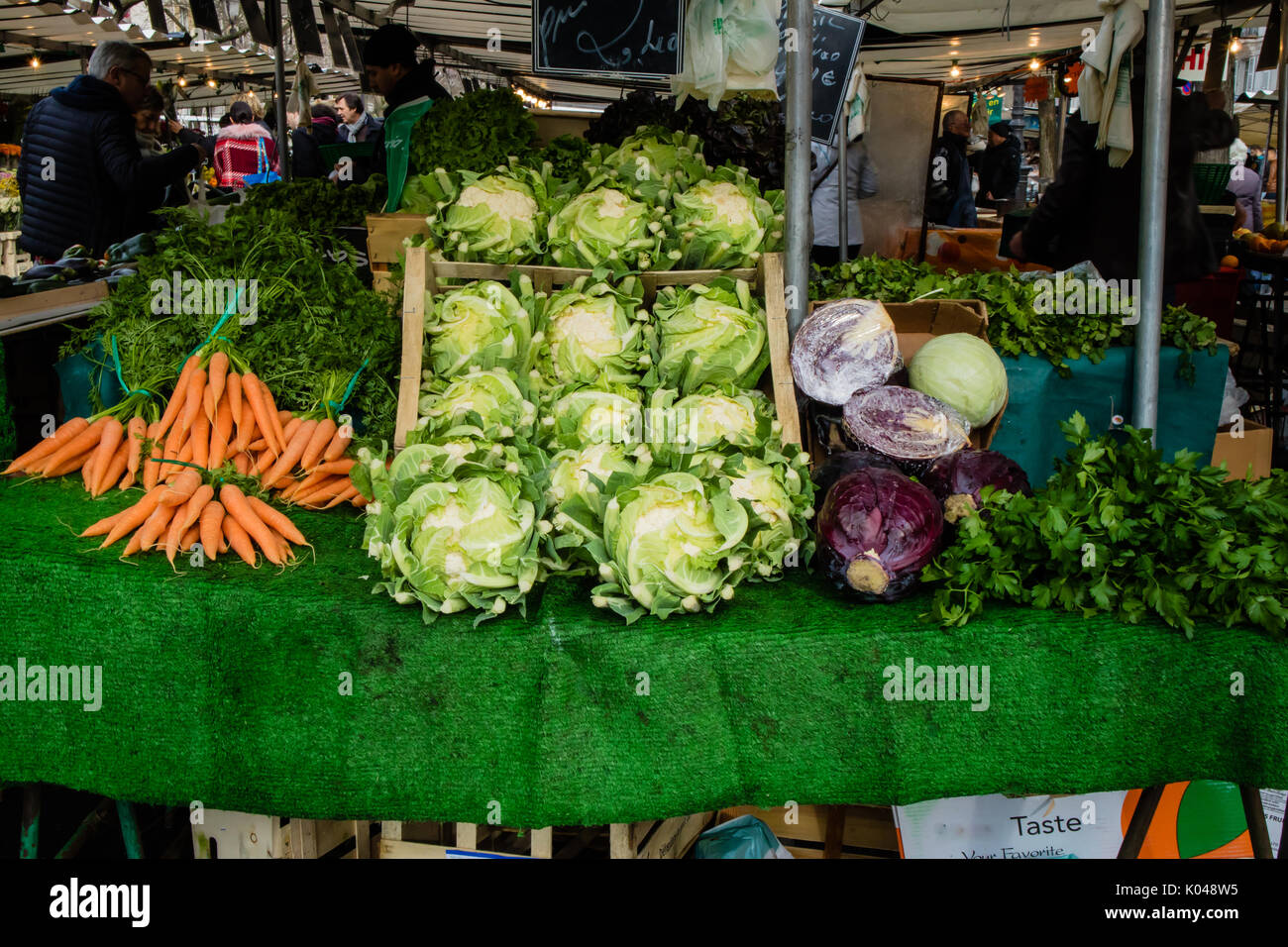 Paris market carrot hi-res stock photography and images - Alamy