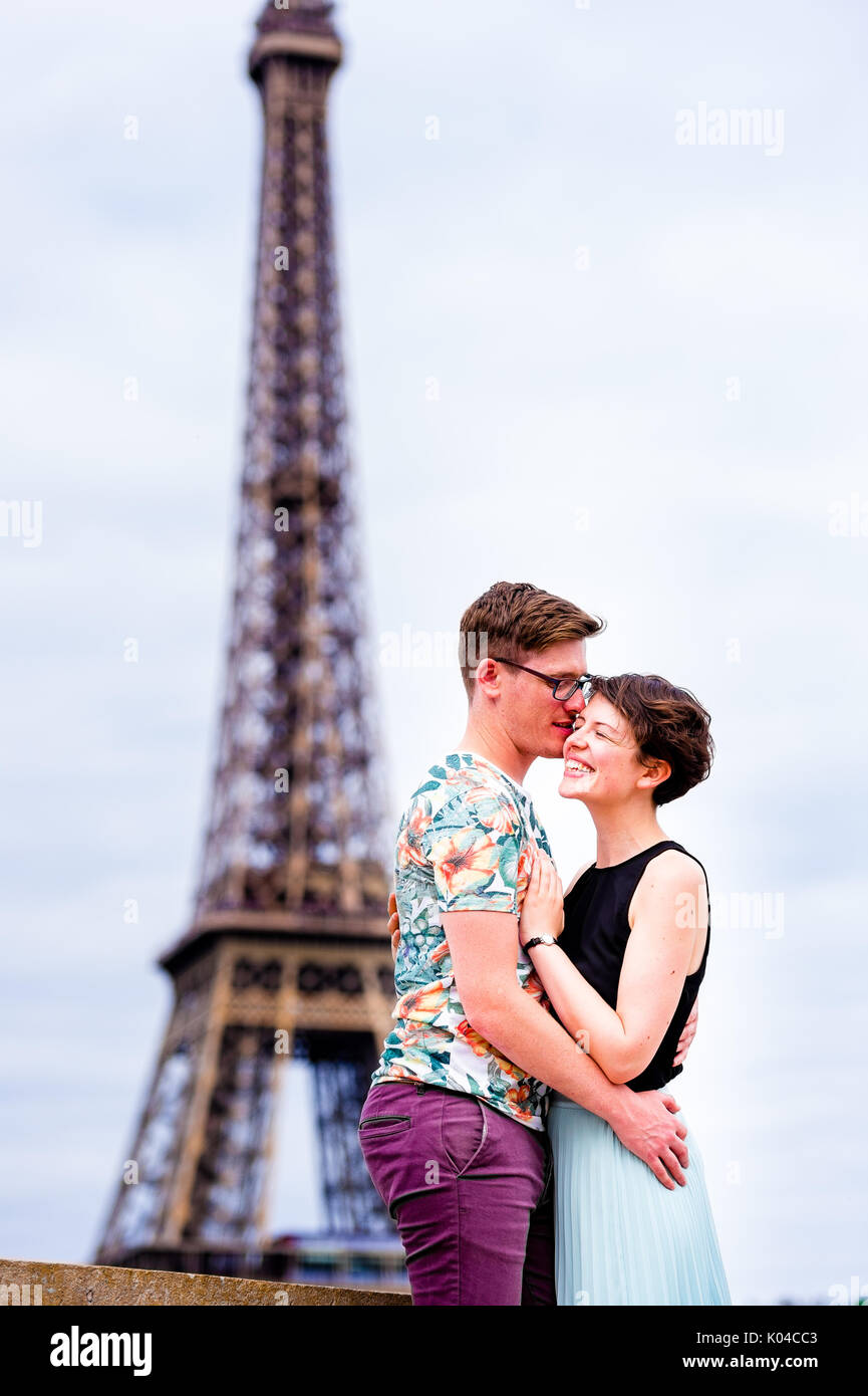 A couple in love in Paris, France Stock Photo - Alamy