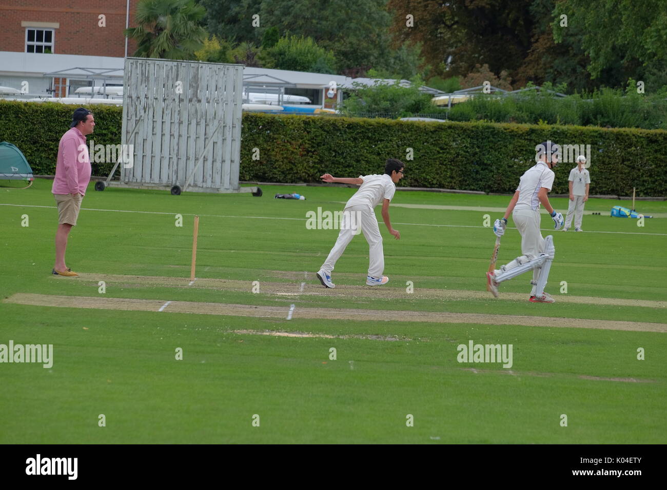 Cricket bowler throwing the ball hi-res stock photography and images ...