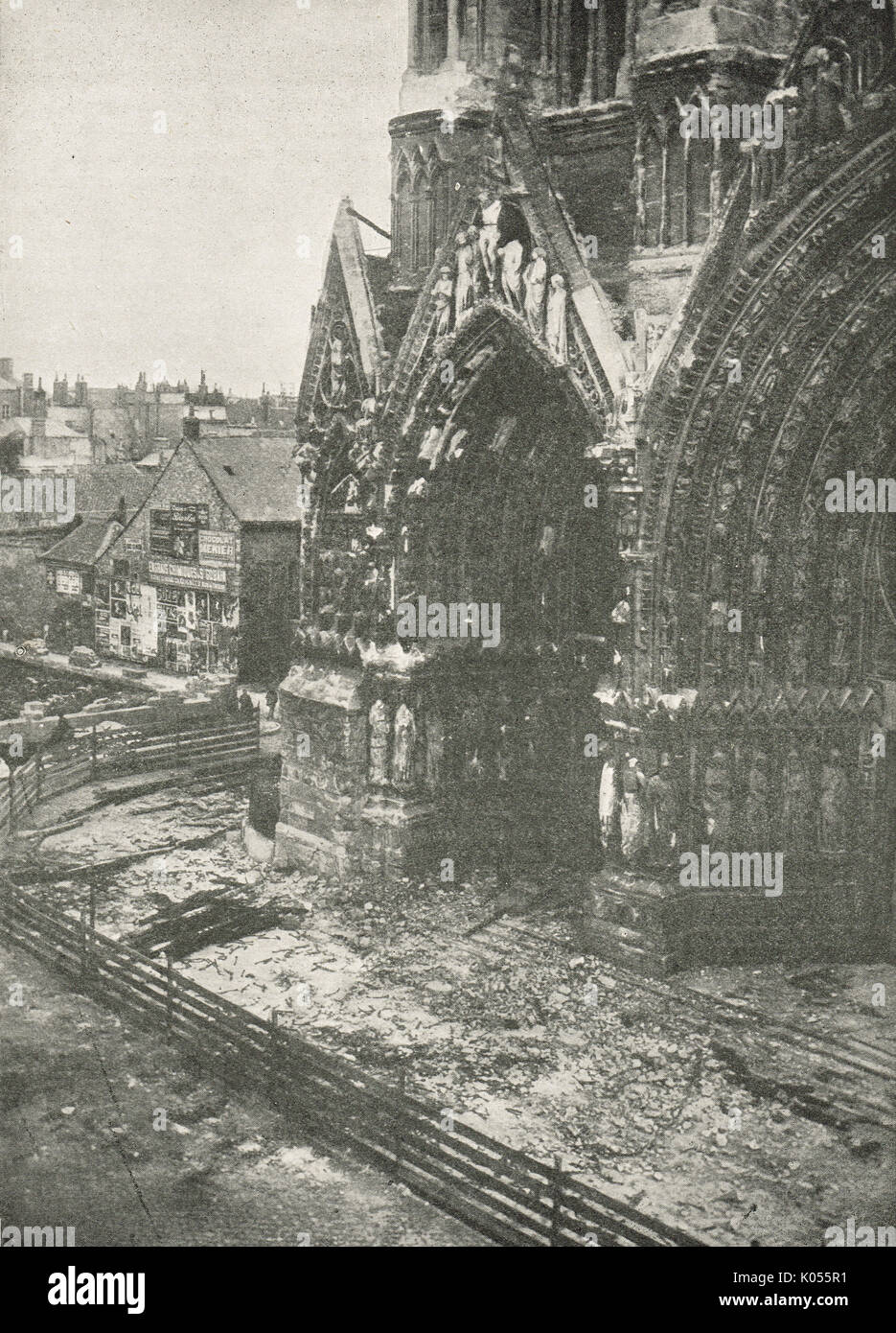 Reims cathedral exterior after bombing, 1914, WW1 Stock Photo - Alamy