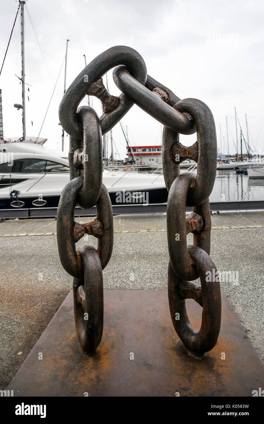 Anchor and chain statue hi-res stock photography and images - Alamy