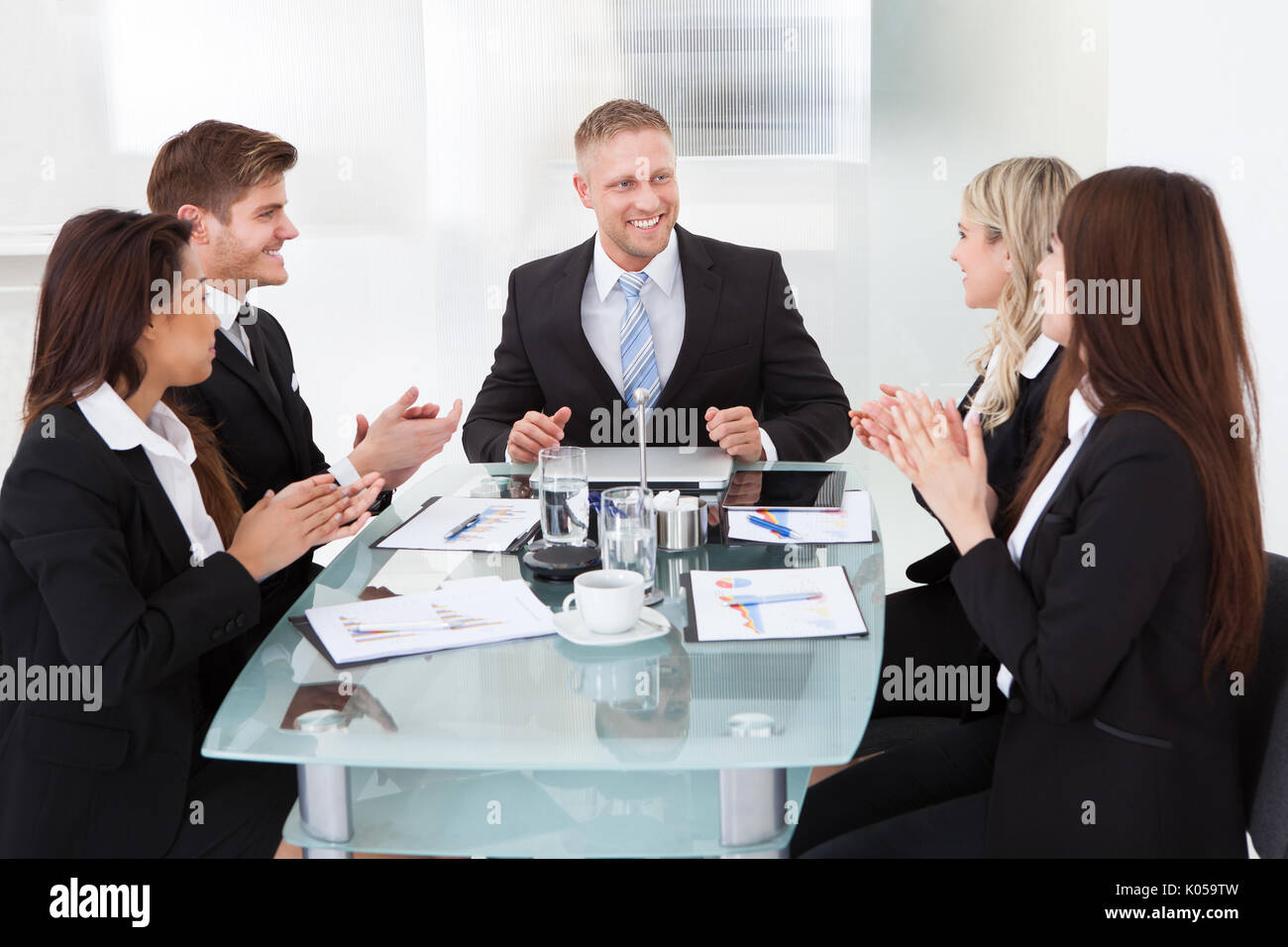 People clapping smiling office hi-res stock photography and images - Alamy