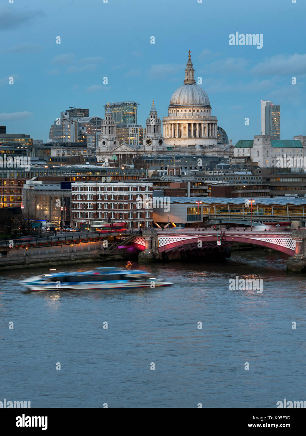 London vertical hi-res stock photography and images - Alamy