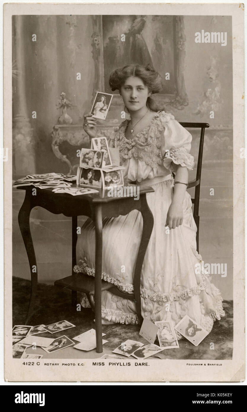 Actress postcards hi-res stock photography and images - Alamy