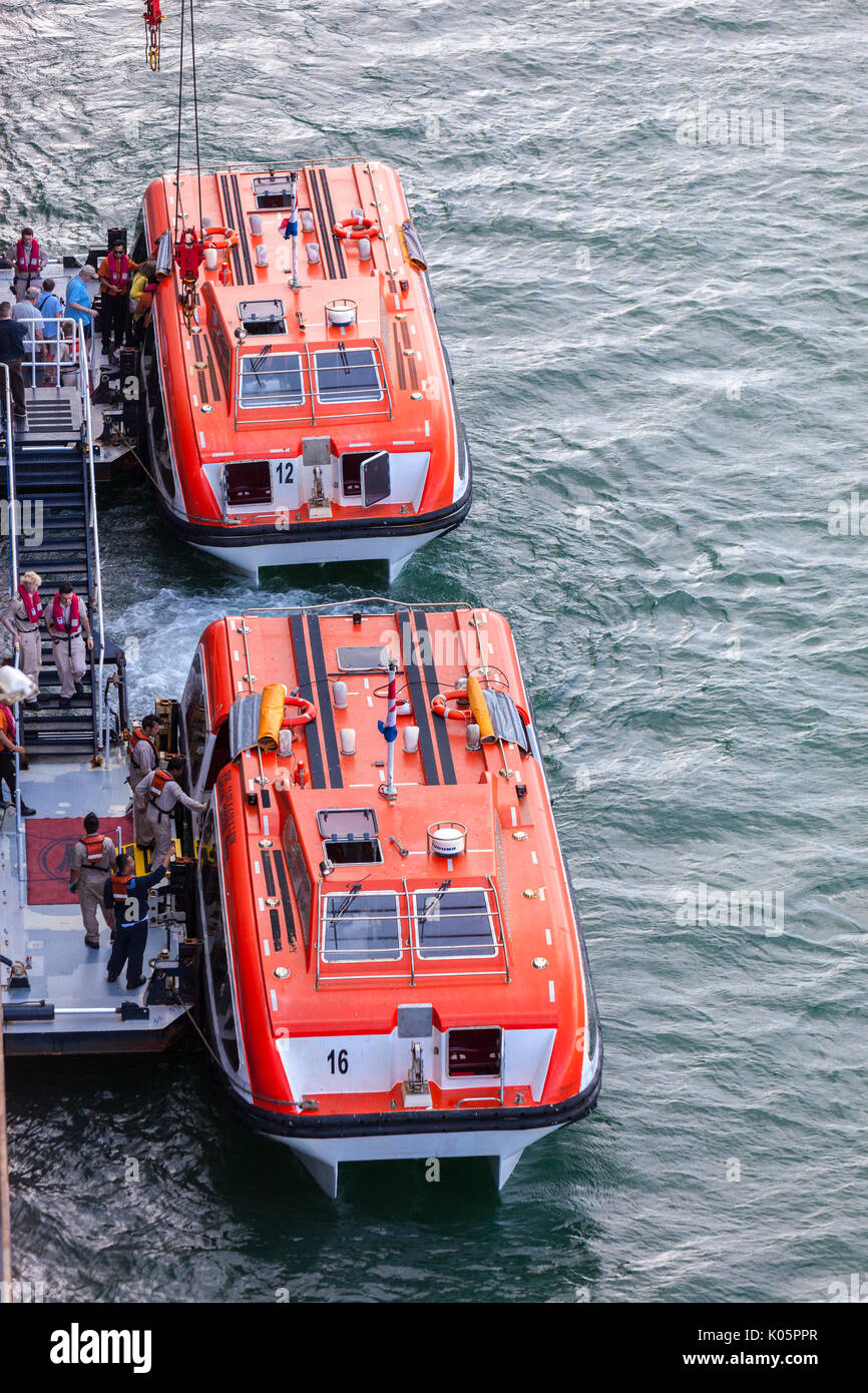 Passengers boarding cruise hi-res stock photography and images - Alamy