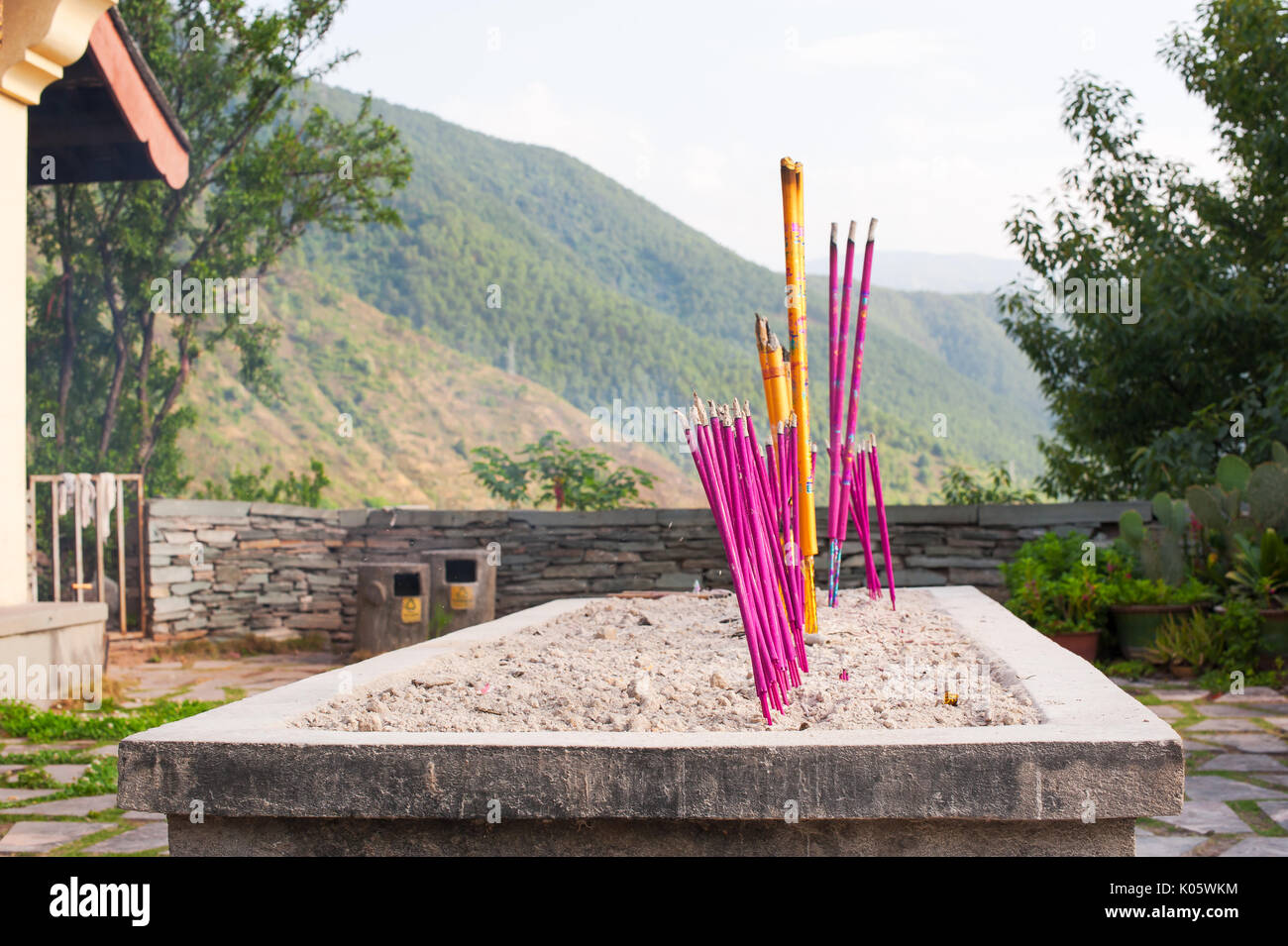 Burn incense and worship buddha hi-res stock photography and images - Alamy