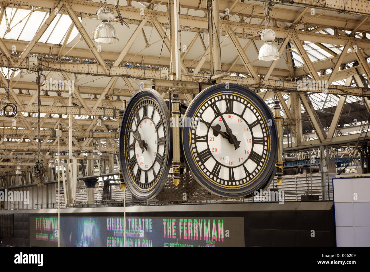 The iconic clock at London Waterloo railway station Stock Photo - Alamy