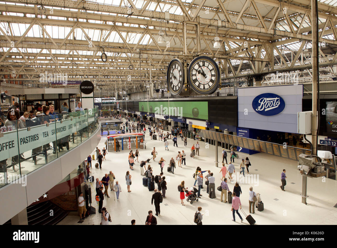 Waterloo main station concourse hi-res stock photography and images - Alamy