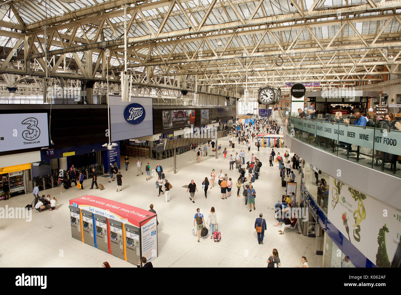 Waterloo main station concourse hi-res stock photography and images - Alamy