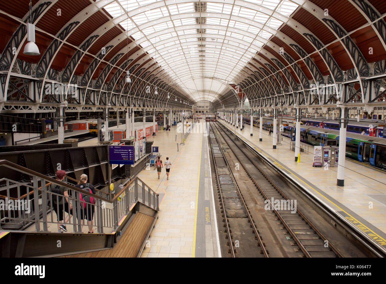 Great Western Railway train at London Paddington railway station Stock ...
