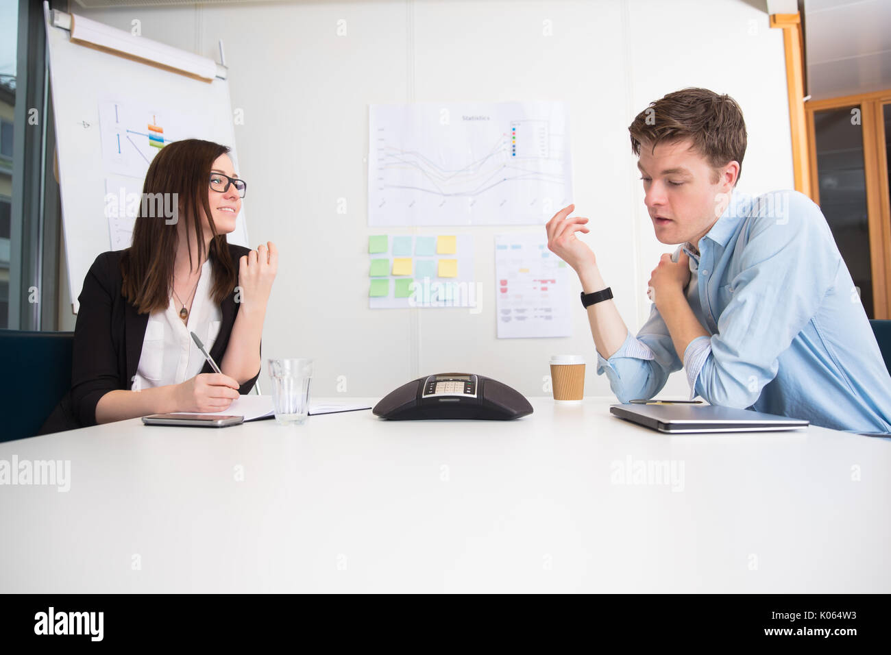 Two communicating business people hi-res stock photography and images ...