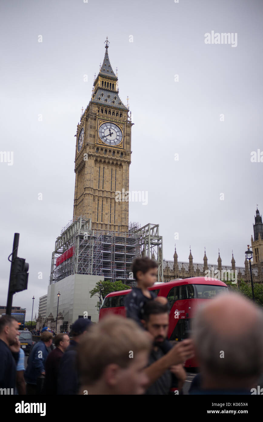 London, England, UK. 21 August, 2017. Crowds and the world’s media ...