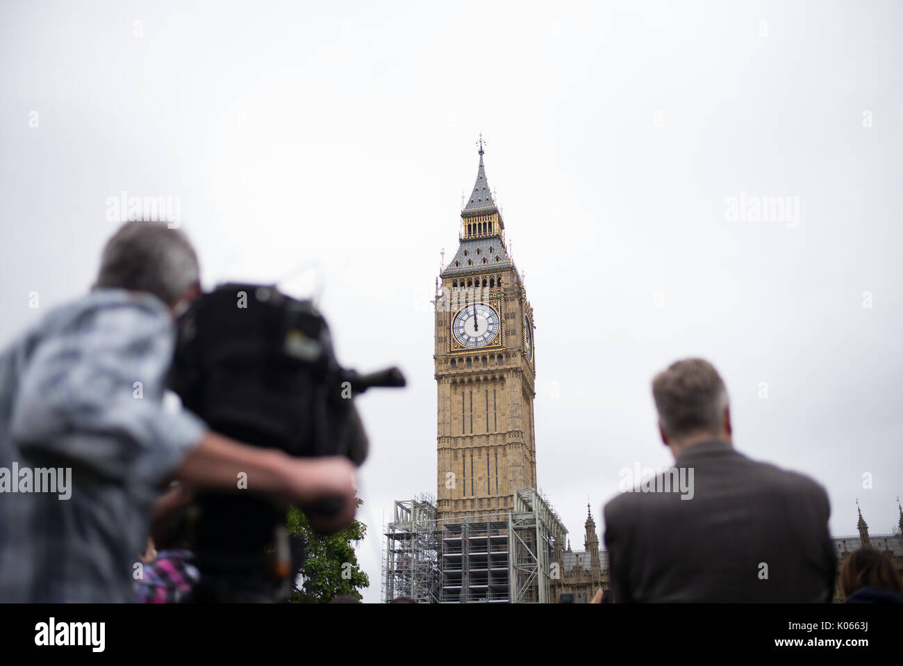 Big ben at 12 o clock hi-res stock photography and images - Alamy