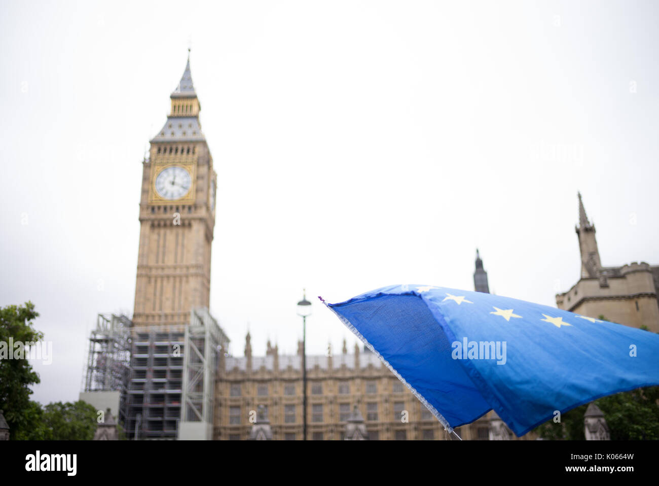Big ben at 12 o clock hi-res stock photography and images - Alamy