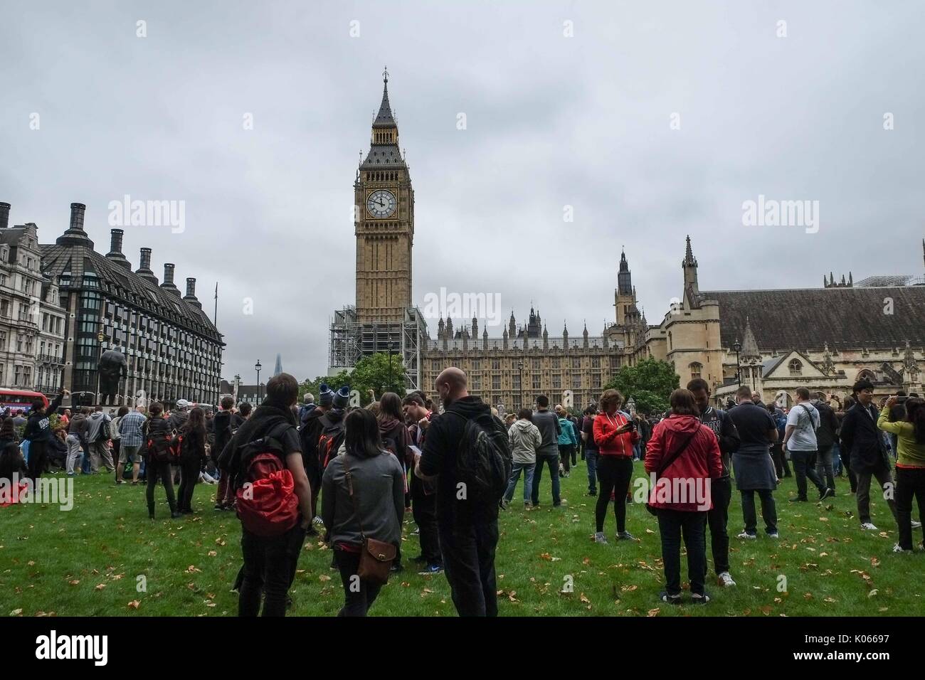 London, UK. 21st Aug, 2017. Crowds gather in Parliament Square. Big Ben ...