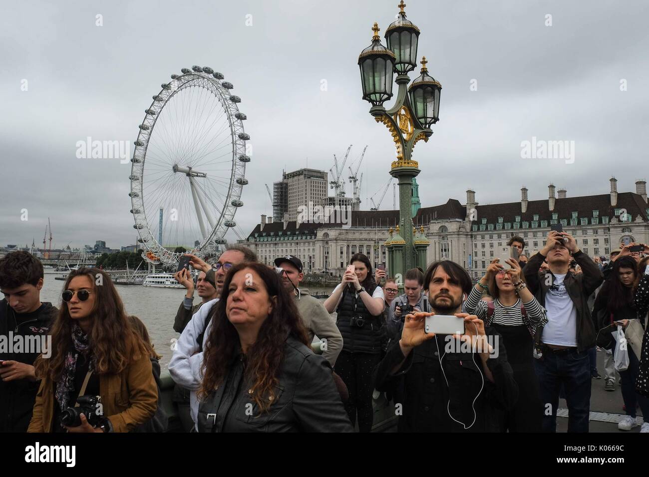 London, UK. 21st Aug, 2017. Crowds gather on Westminster Bridge. Big ...