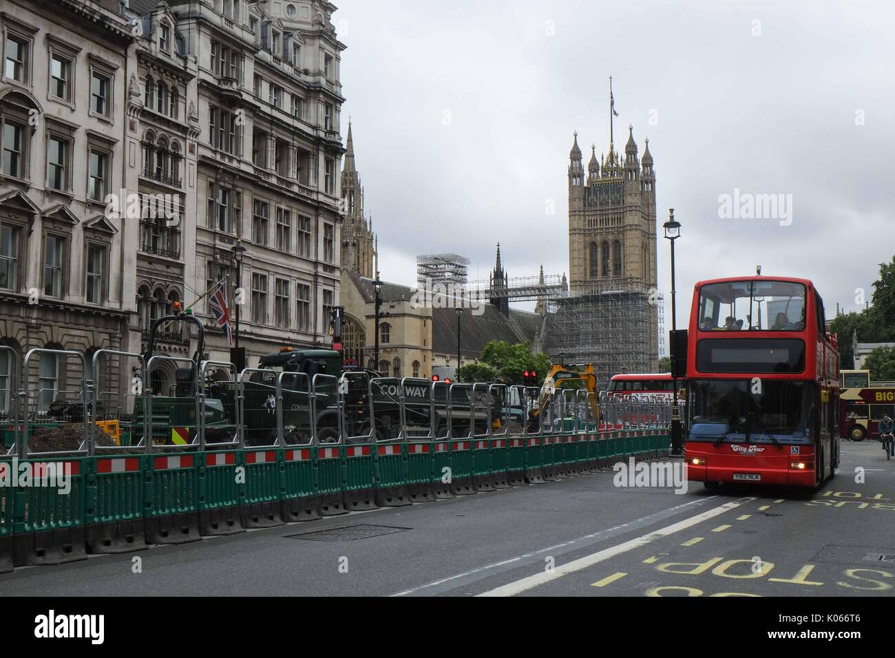 London: 21st August 2017. Road works on Whitehall. Credit : claire doherty Alamy/Live News Stock ...