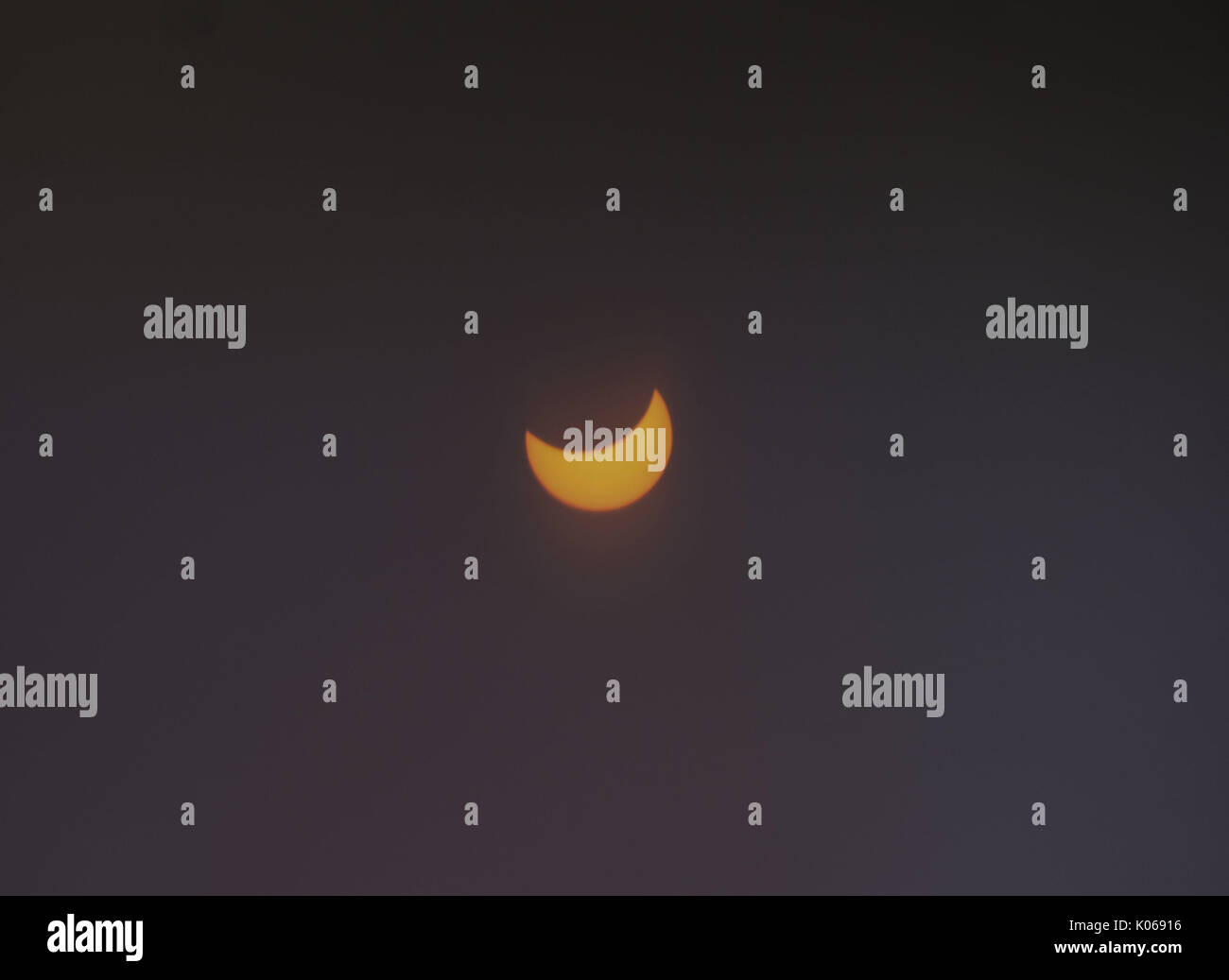 Los Angeles, California, USA. 21st Aug, 2017. A partial solar eclipse ...