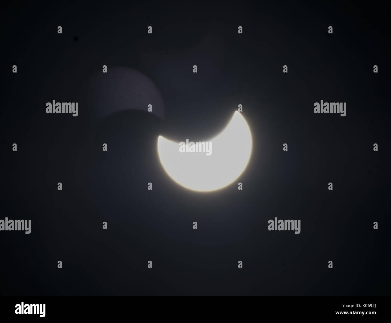 Los Angeles, California, USA. 21st Aug, 2017. A partial solar eclipse ...