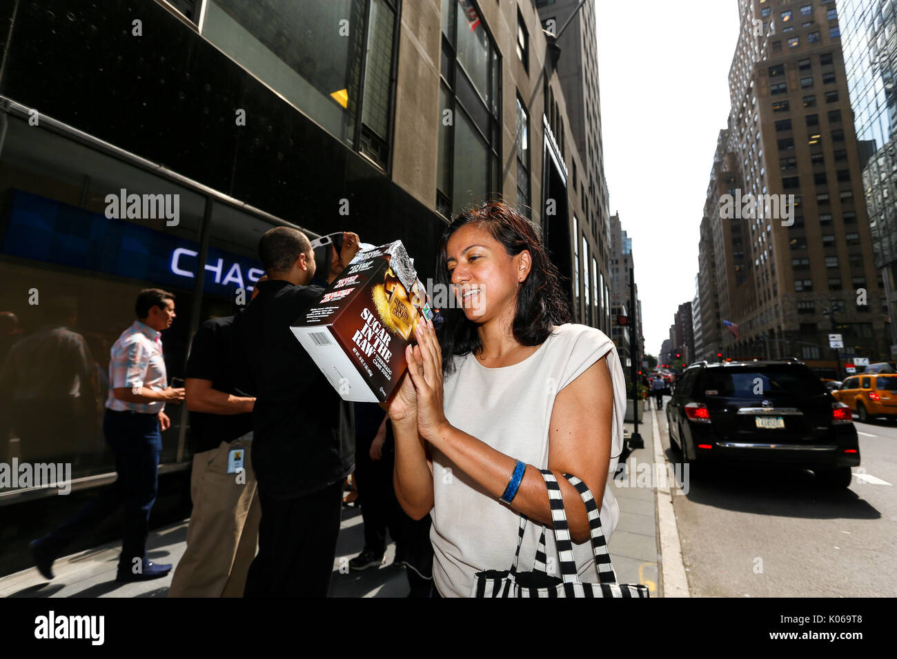 New York, USA. 21st August, 2017. People Look Through Home Made Eclipse ...