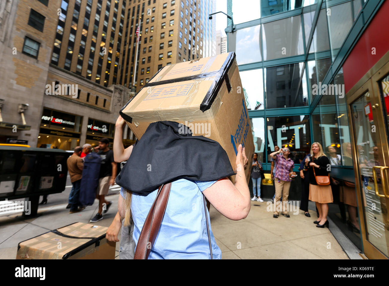New York, USA. 21st August, 2017. People Look Through Home Made Eclipse ...
