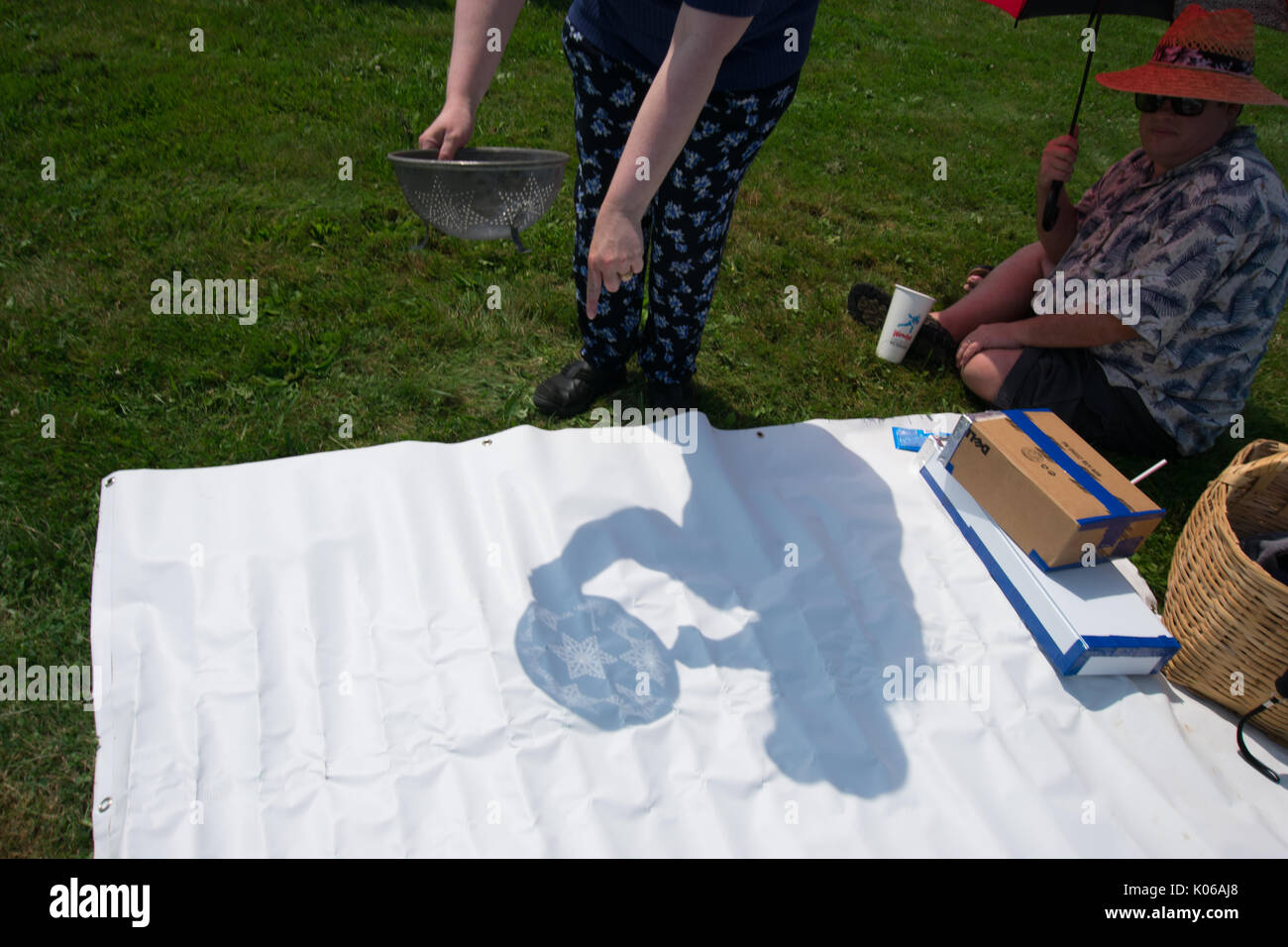 Couple watching solar eclipse hi-res stock photography and images - Alamy