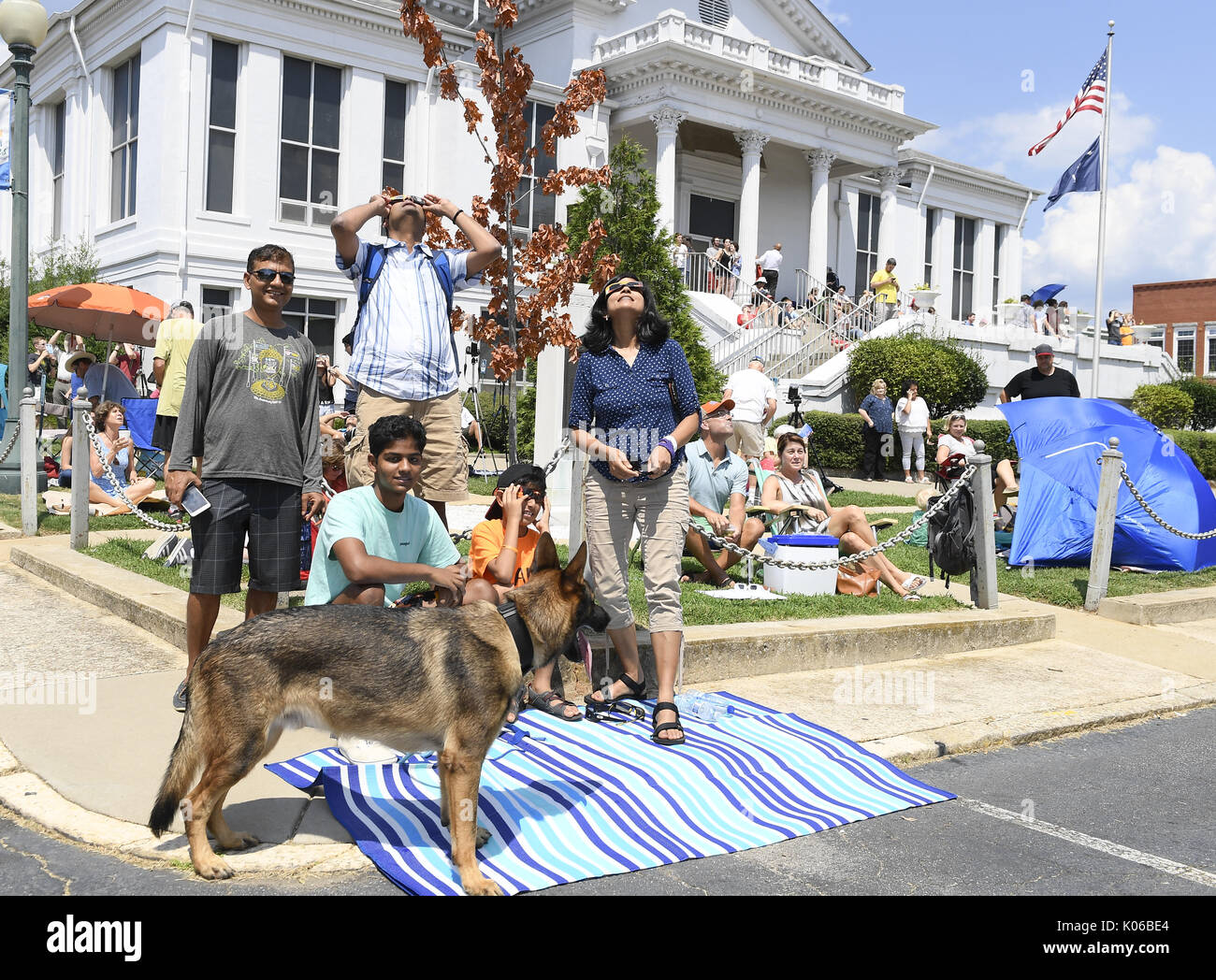 Laurens, South Carolina, USA. 21st Aug, 2017. Visitors watch the solar ...