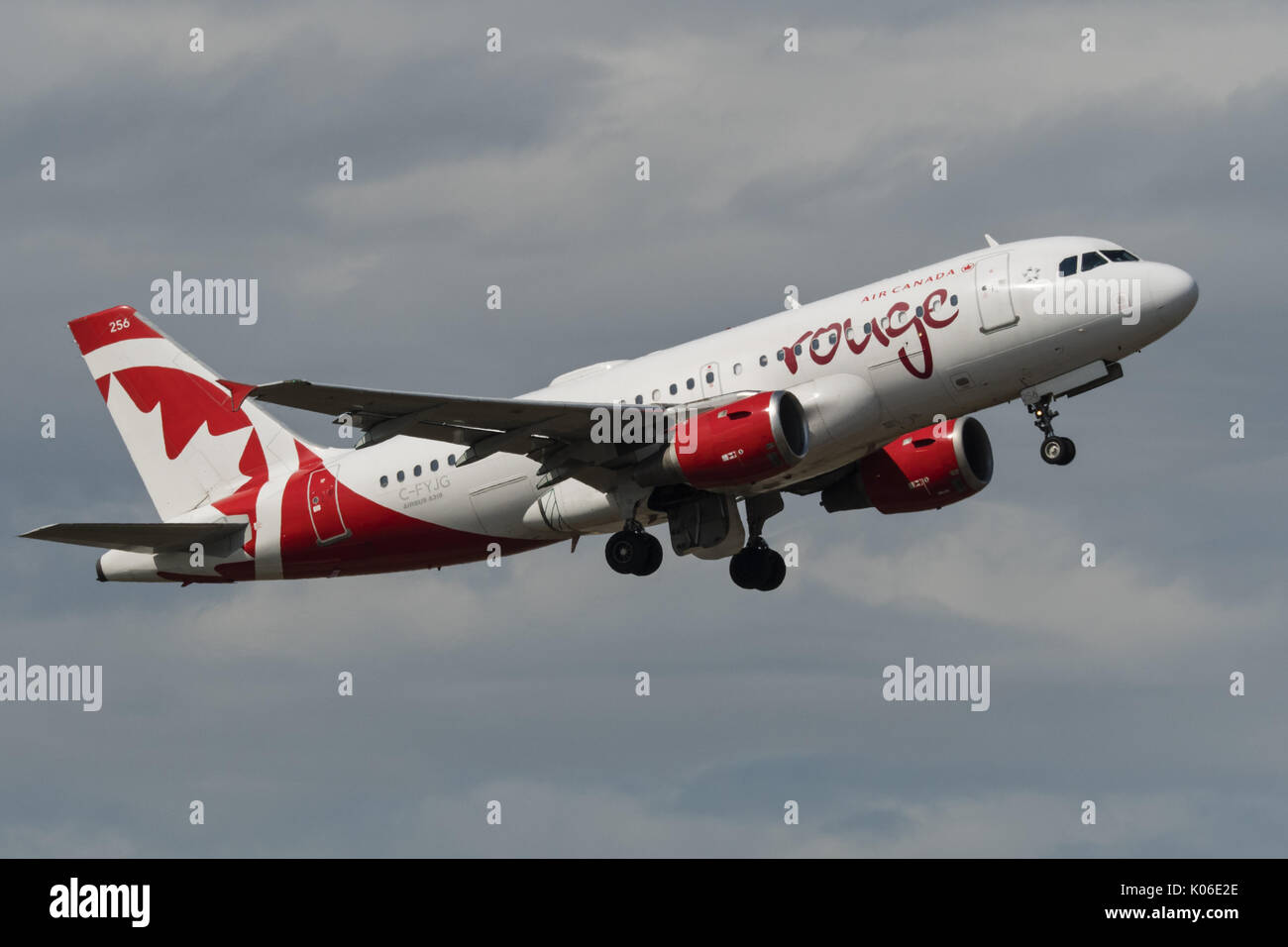 C fyjg airplane airplanes jetliner jetliners hi-res stock photography ...