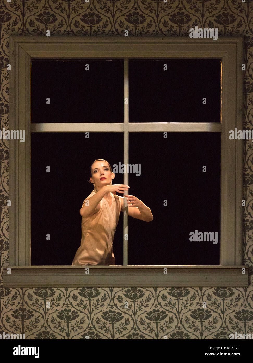 Nederlands dans theater shoot the moon hi-res stock photography and ...