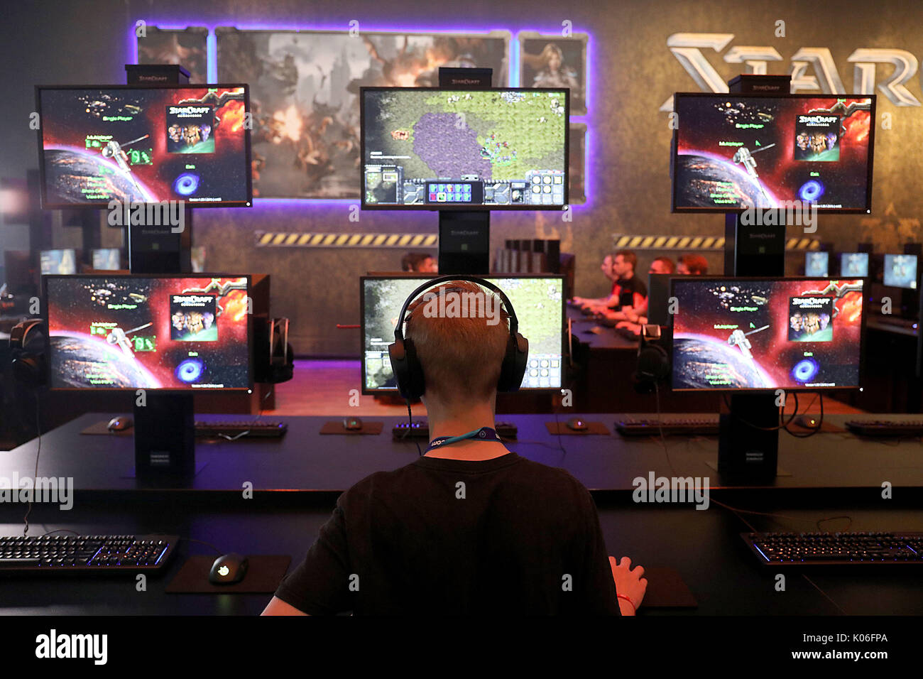 Cologne, Germany. 22nd Aug, 2017. A gamer tries out a computer game at ...